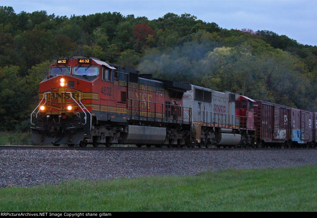 BNSF 4632 and a BNSF SD75M on the GALMEM.